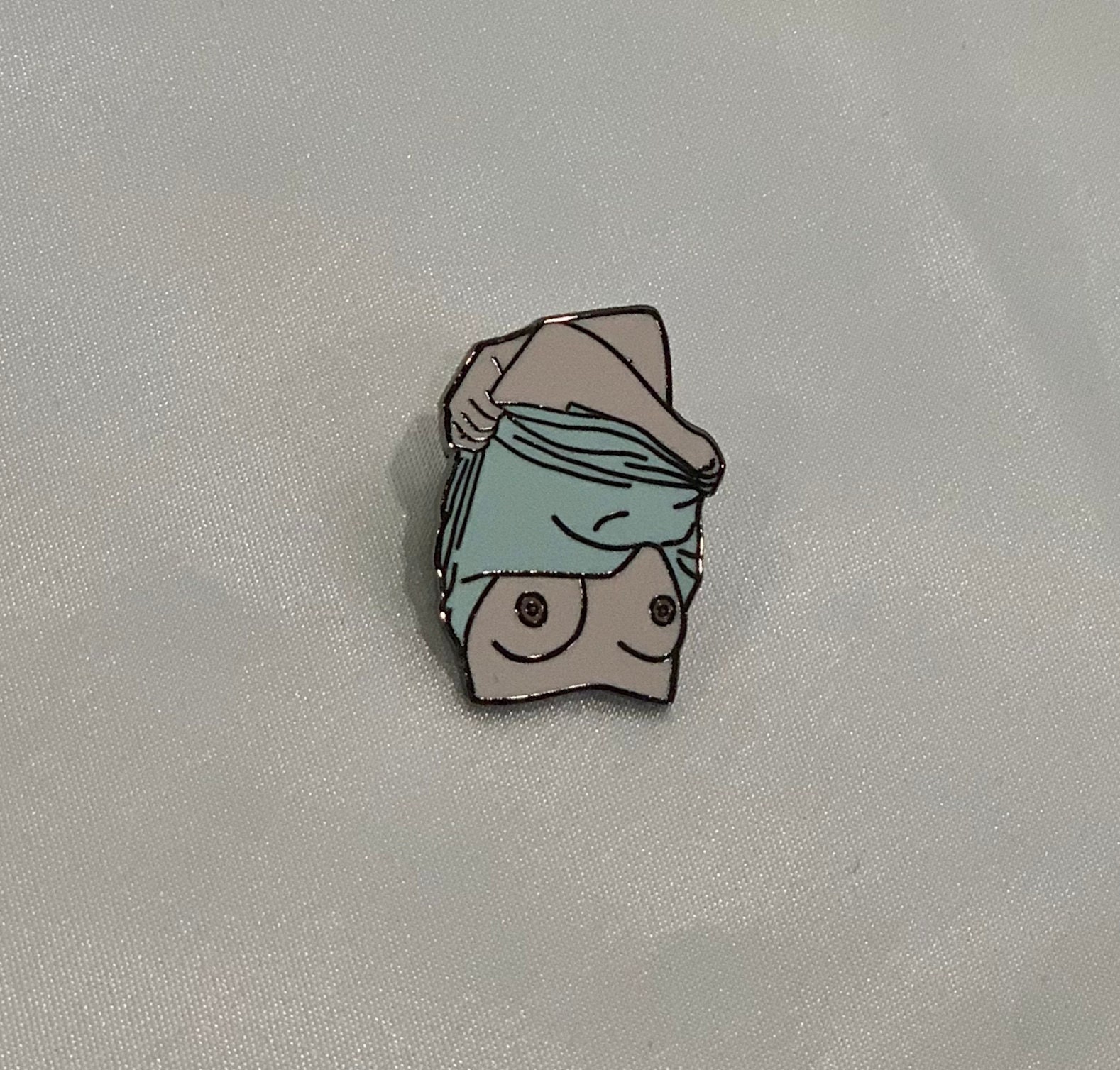 Free the Nip Pin // Boob Pin // Aesthetic Pin // Feminist Pin - Etsy