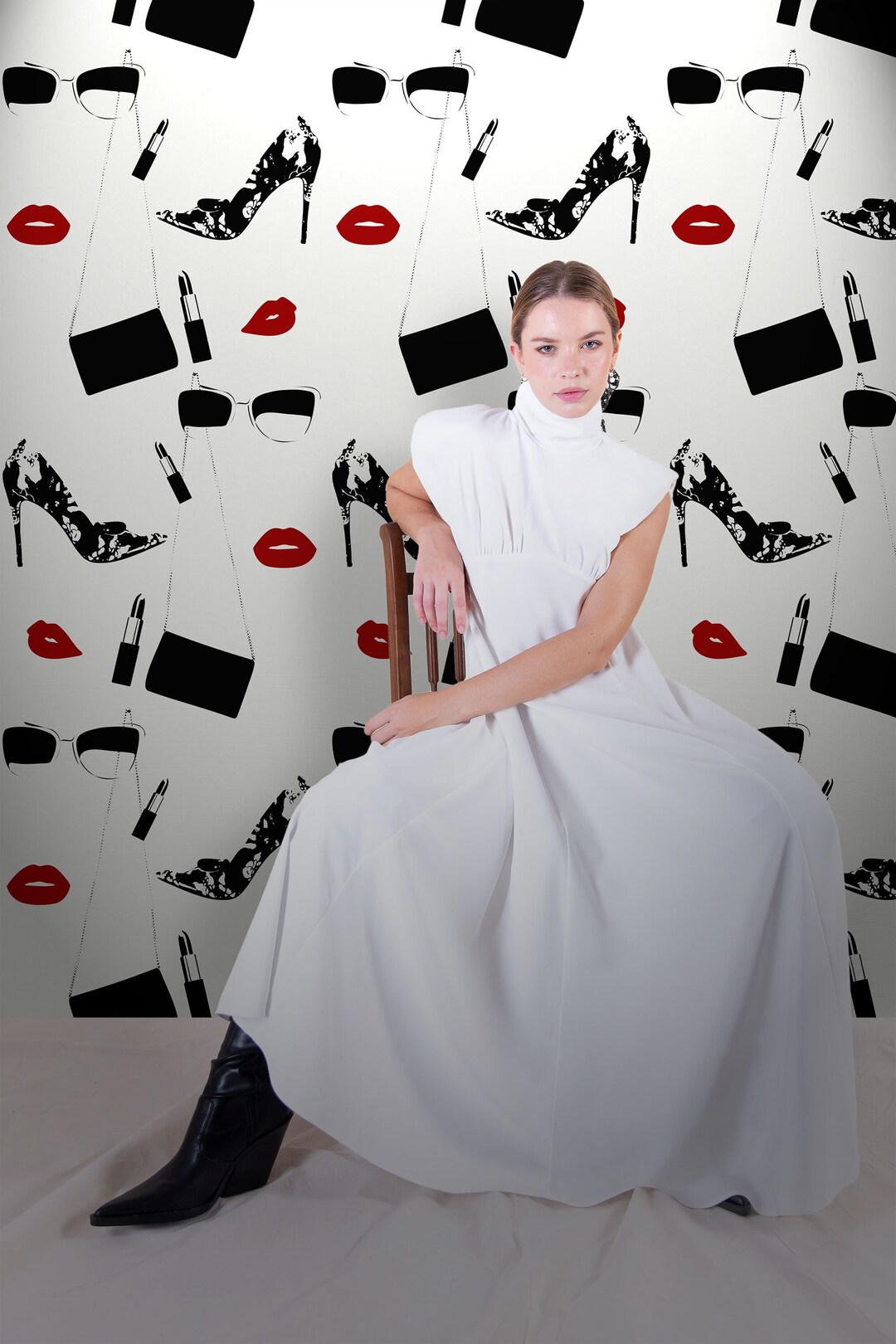 Modern Pattern Fashion Room Wallpaper Classy Black and Red Makeup Room ...