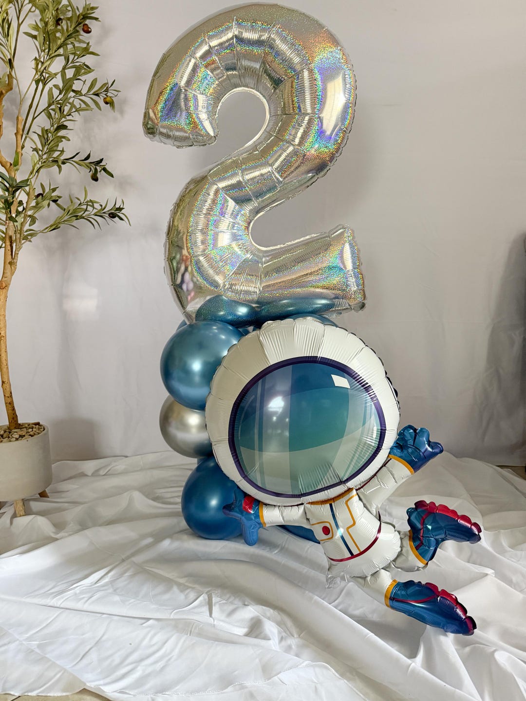 Spaceman Foil Balloon Arrangement, Space Birthday Party Decor - Etsy