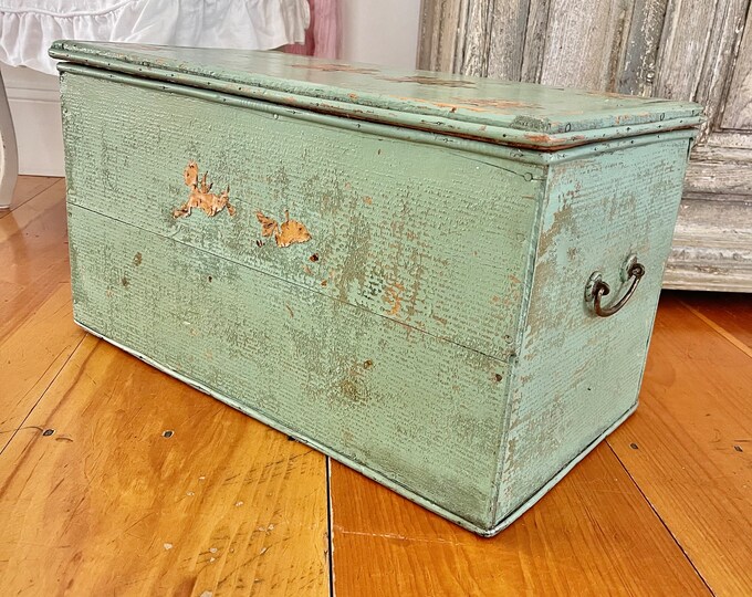 Fabulous Chippy Farmhouse Old Wood Storage Trunk Shabby Chic Patina Old ...