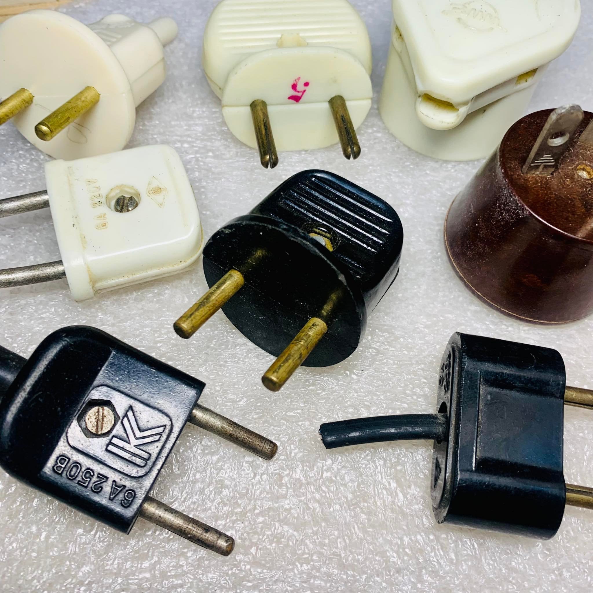 Set of 8x. Vintage Bakelite Electrical Plugs / Electrical Socket Plug ...