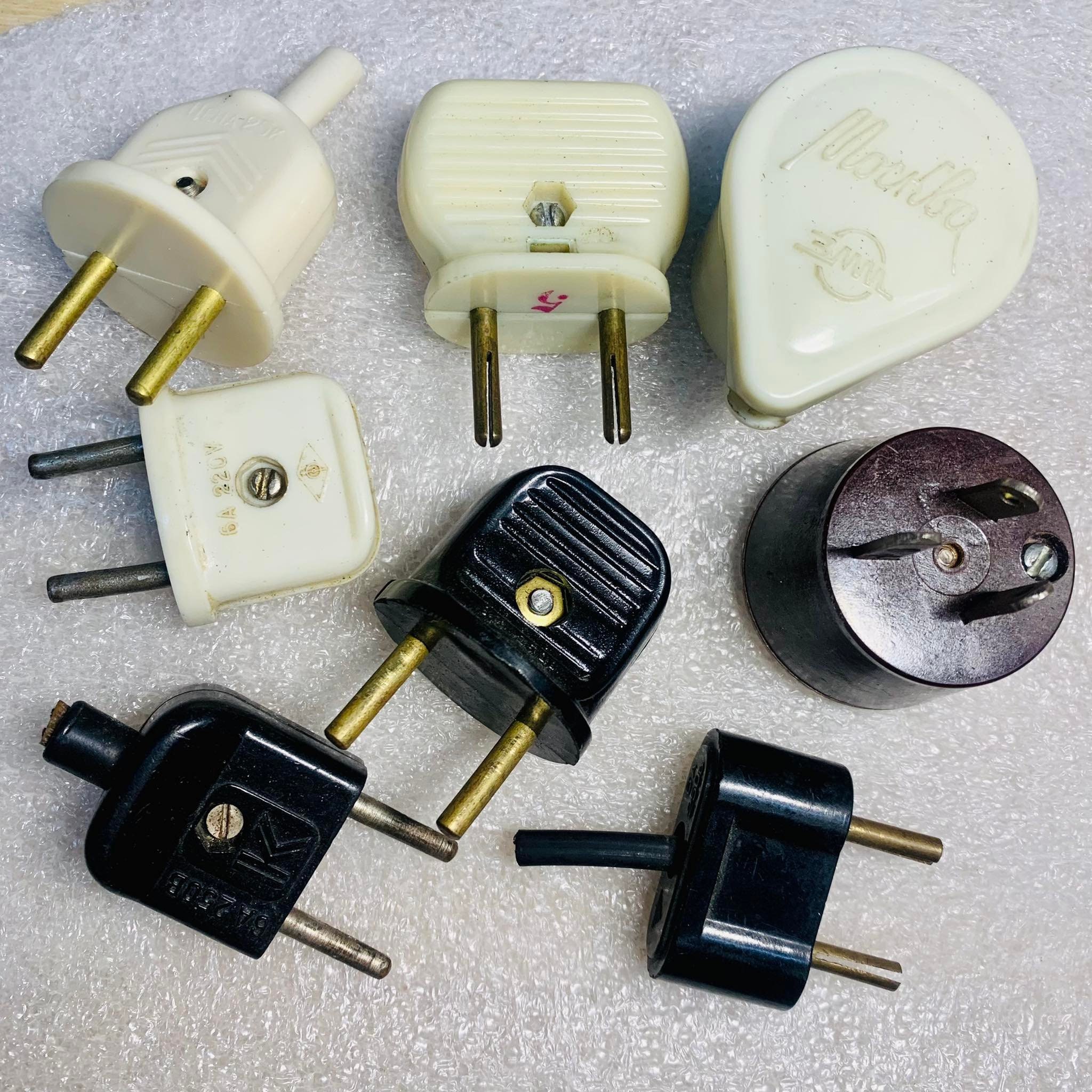 Set of 8x. Vintage Bakelite Electrical Plugs / Electrical Socket Plug ...