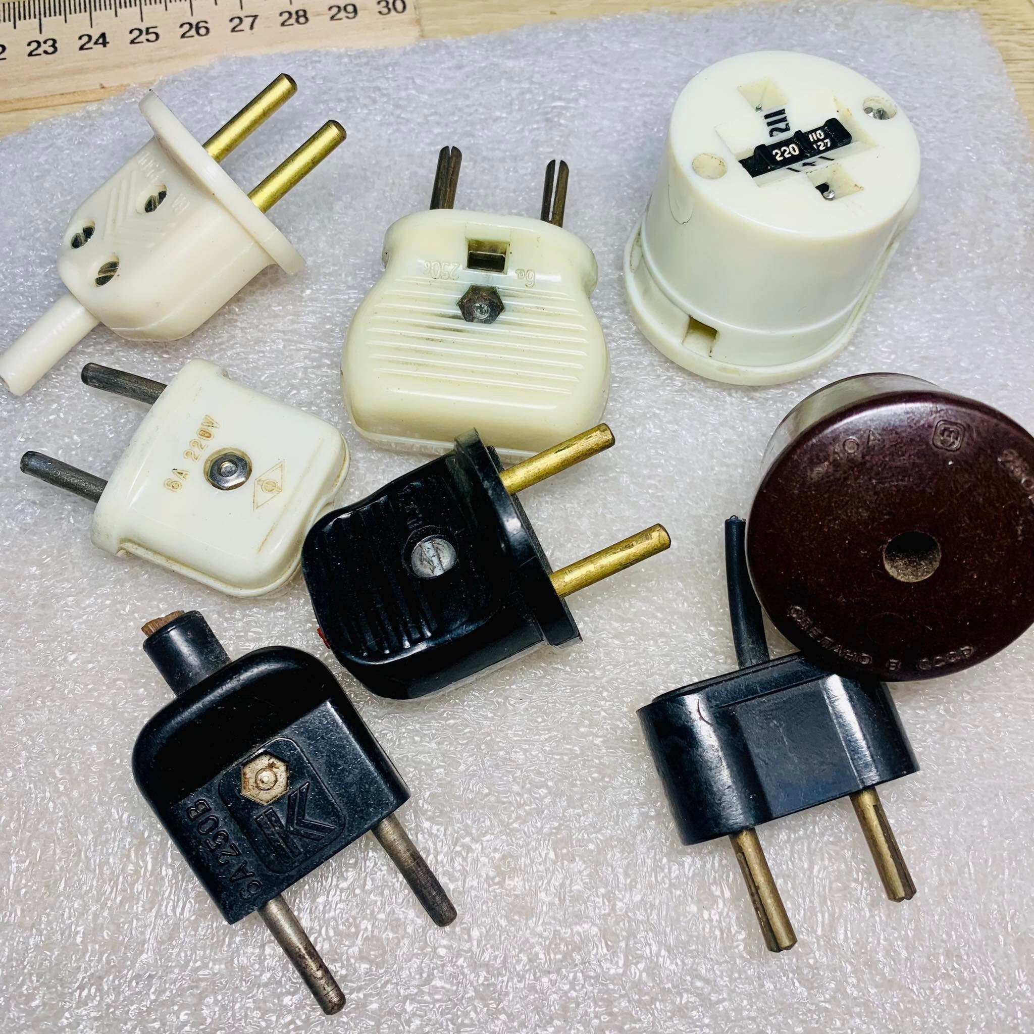 Set of 8x. Vintage Bakelite Electrical Plugs / Electrical Socket Plug ...