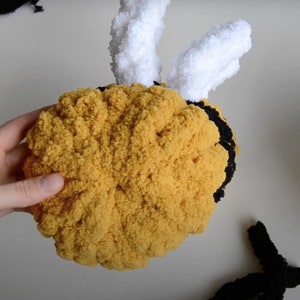 Hand Knit Bee Video Tutorial (LARGE), BEGINNER, Learn How to Finger ...