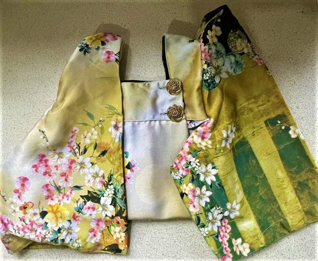 Gomesi / Busuuti, the Ugandan Traditional Dress/ Wear - Etsy