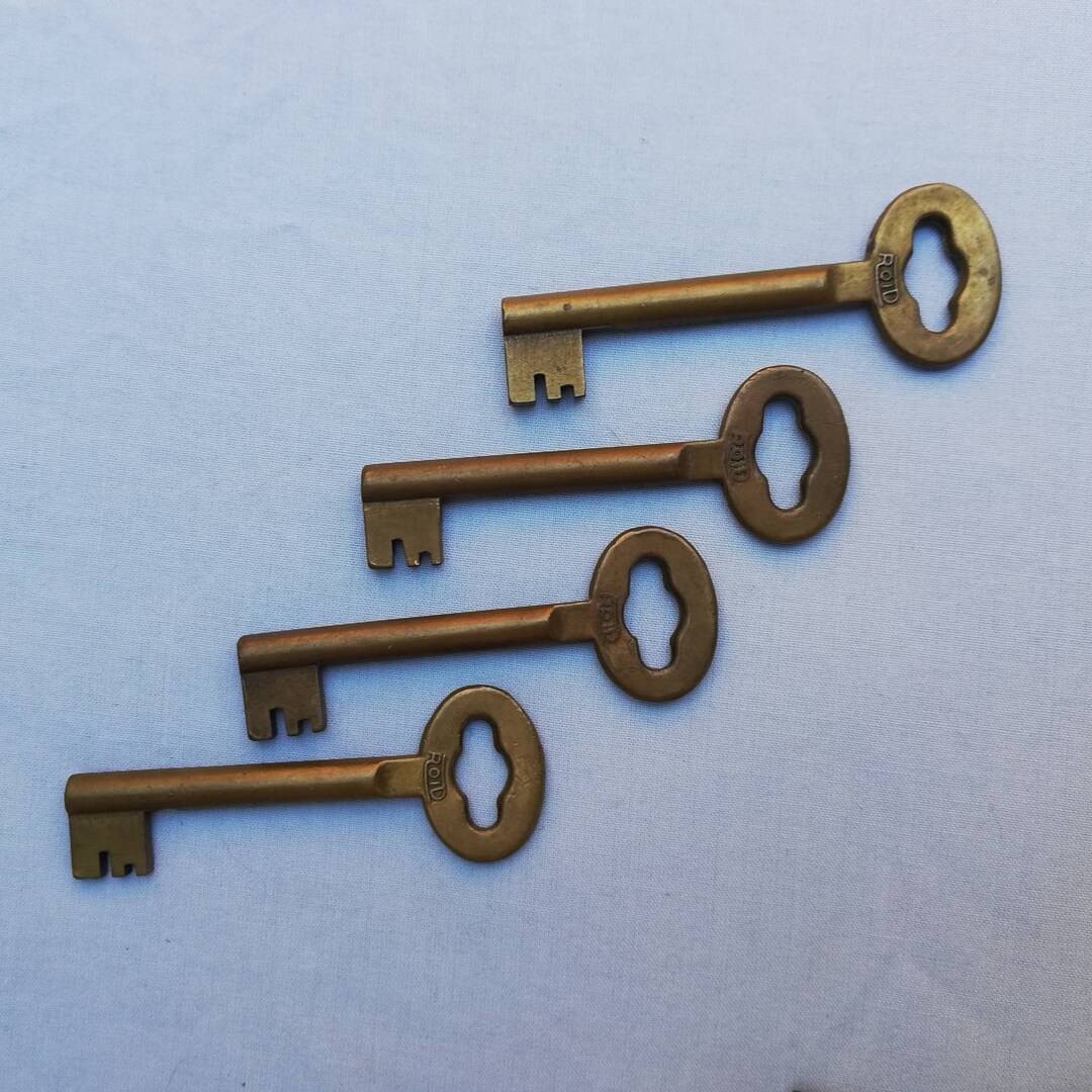 Vintage Brass Keys Collection ~ Decorative Wall Keys ~ Antique-style ...
