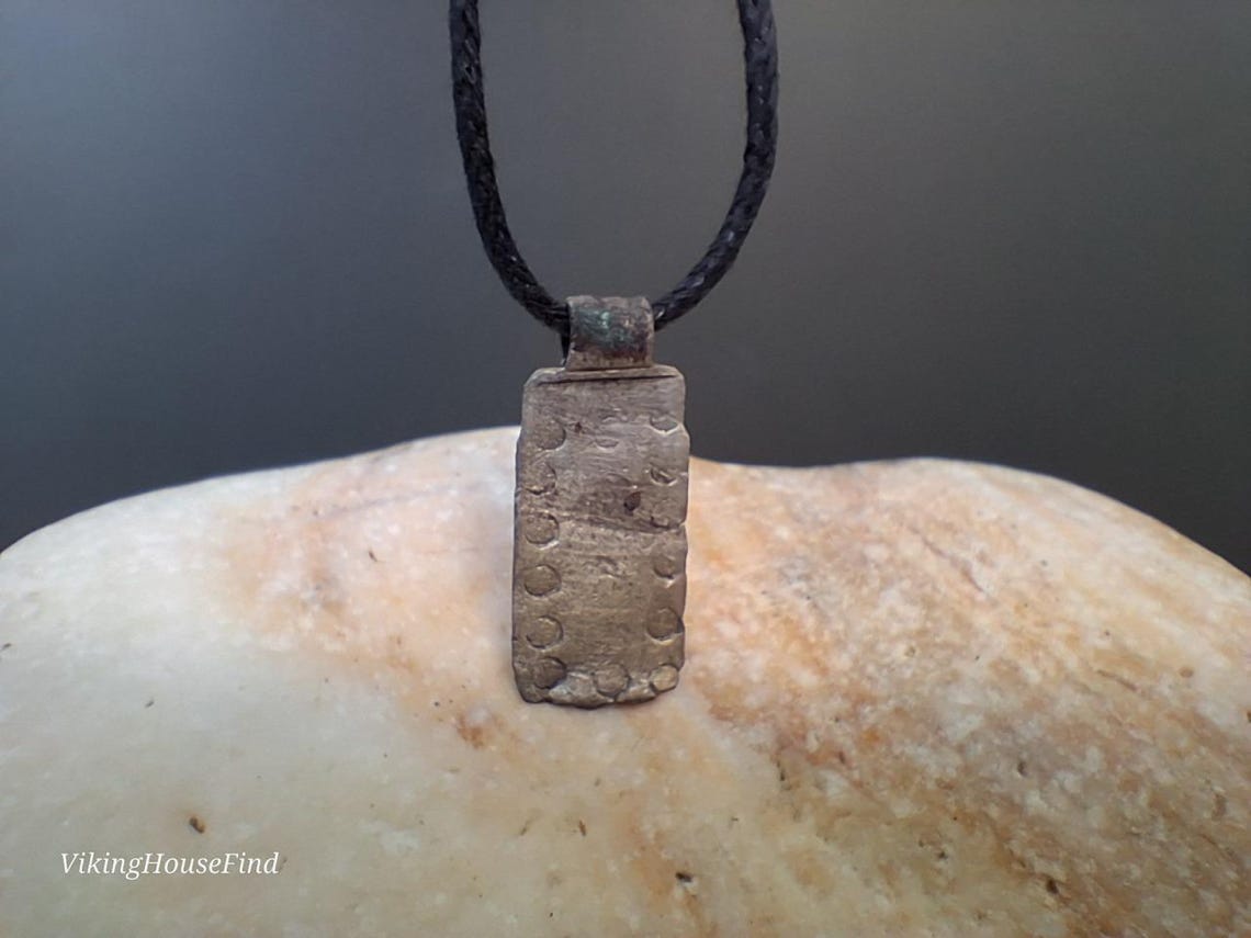 Antigo amuleto pagão de prata da cultura Chernyakhov. Início da Idade ...