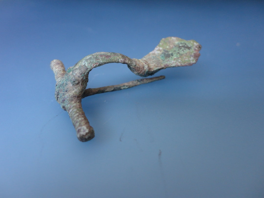 Broche de legionário romano antigo. Fíbula de besta. Artefato romano ...