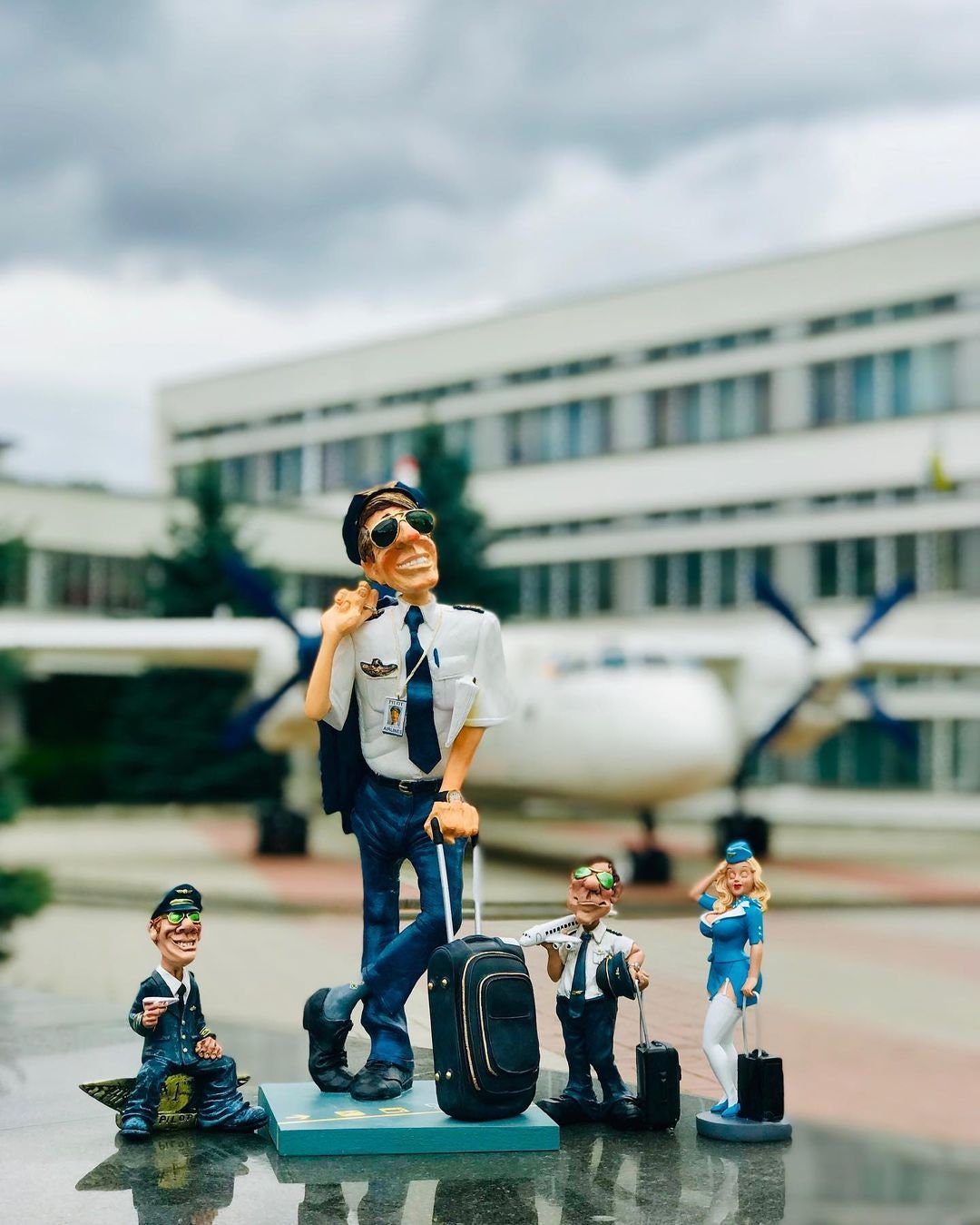 Aviation Figurines Pilot, Stewardess Statuette, Airplane, Plane ...
