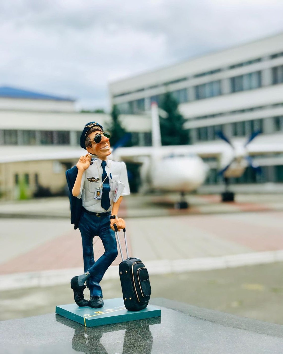 Aviation Figurines Pilot, Stewardess Statuette, Airplane, Plane ...