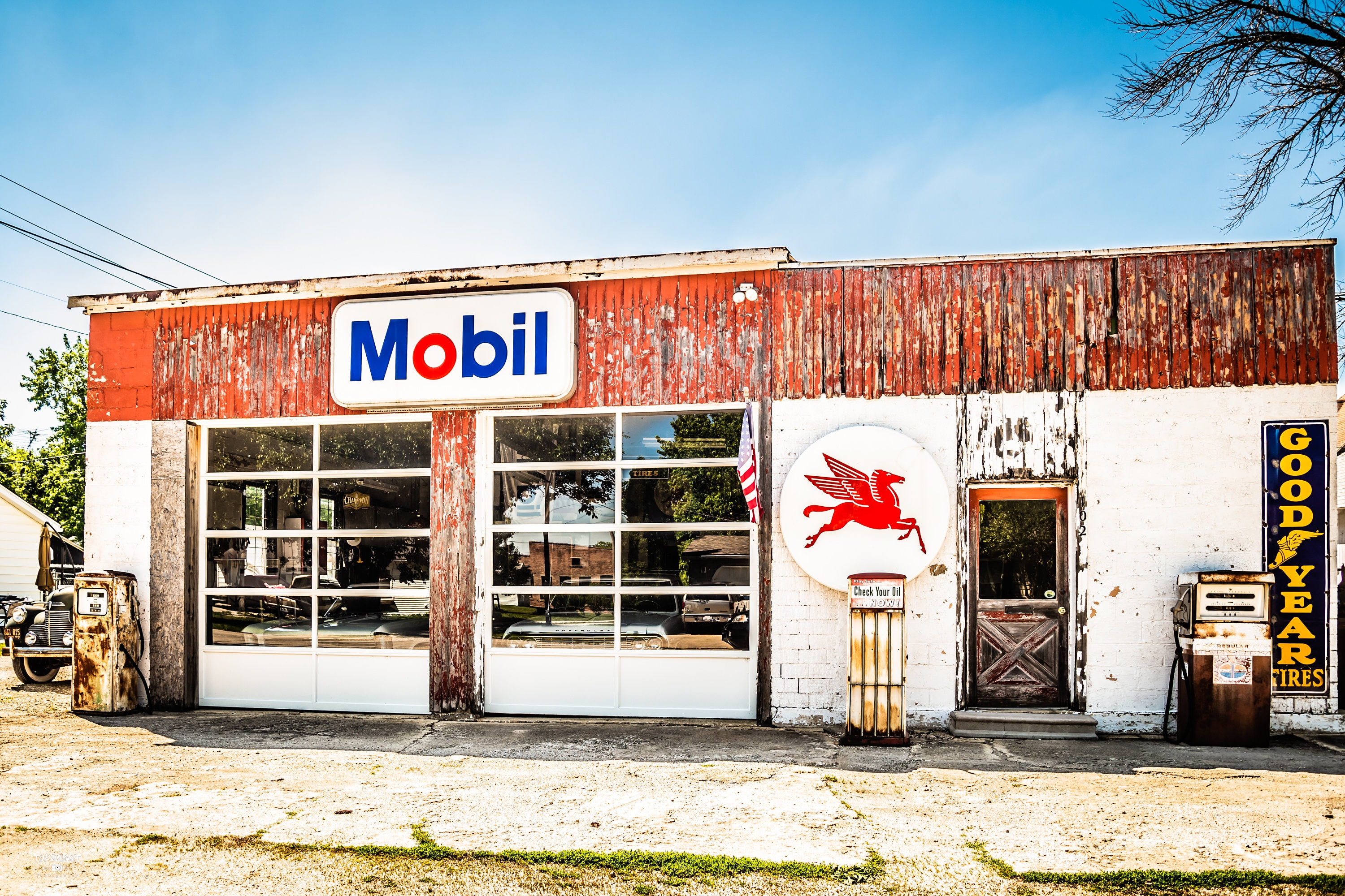 VINTAGE GAS STATION - Metal Print of Old Mobil Gas Station on Route 66 ...