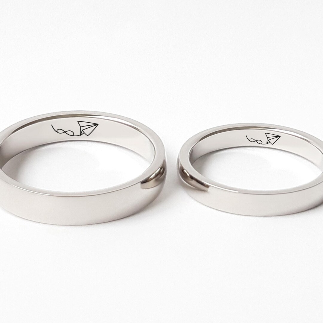 14K Gold Wedding Band Set: Engraved Paper Airplane Rings - Etsy