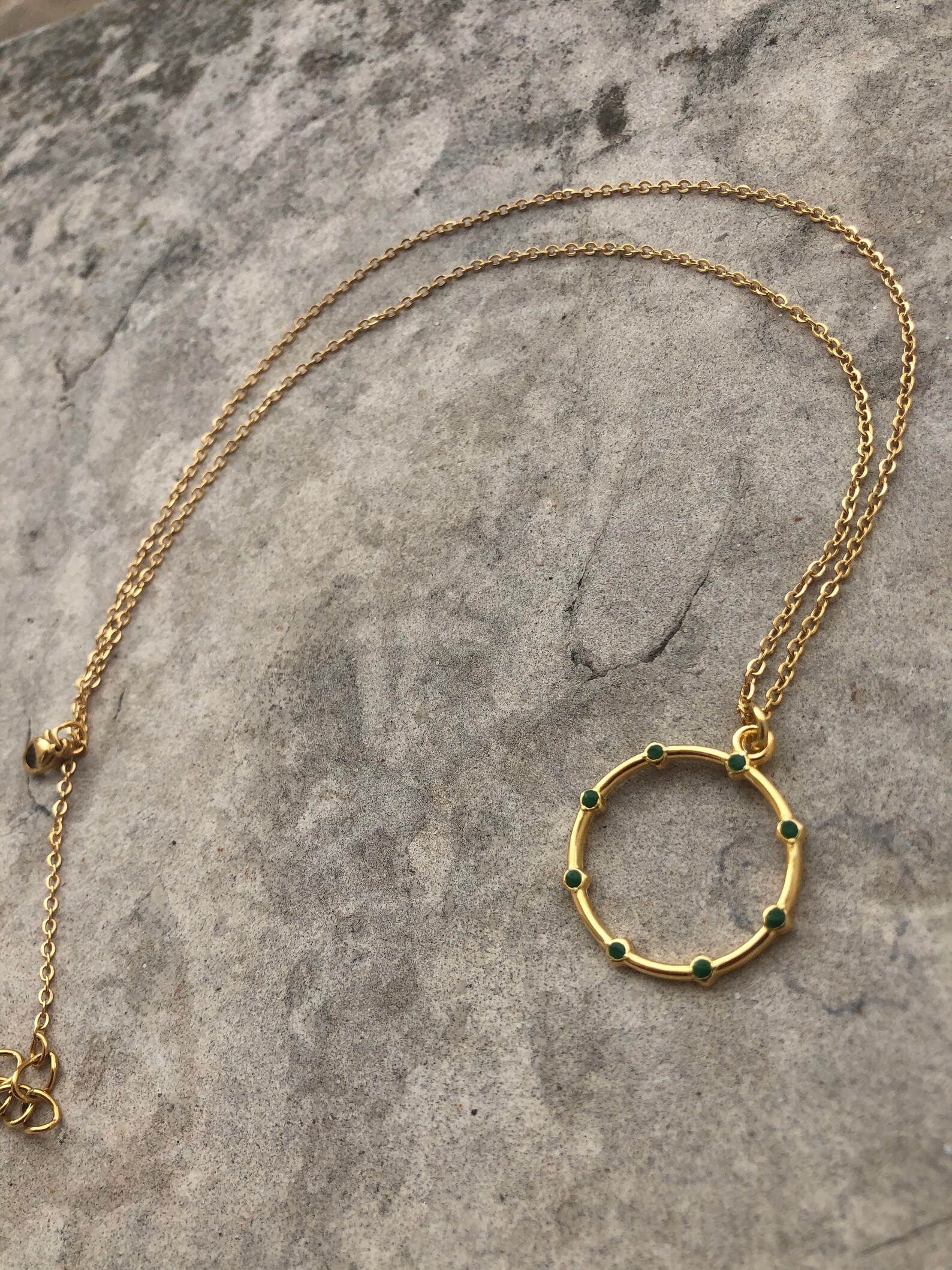 Colgante de círculo de oro con detalles verdes, collar de oro en capas ...