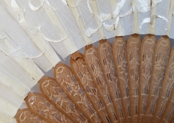 Antique Chinese Silk Fan with Hand Made Decorative Wo… - Gem