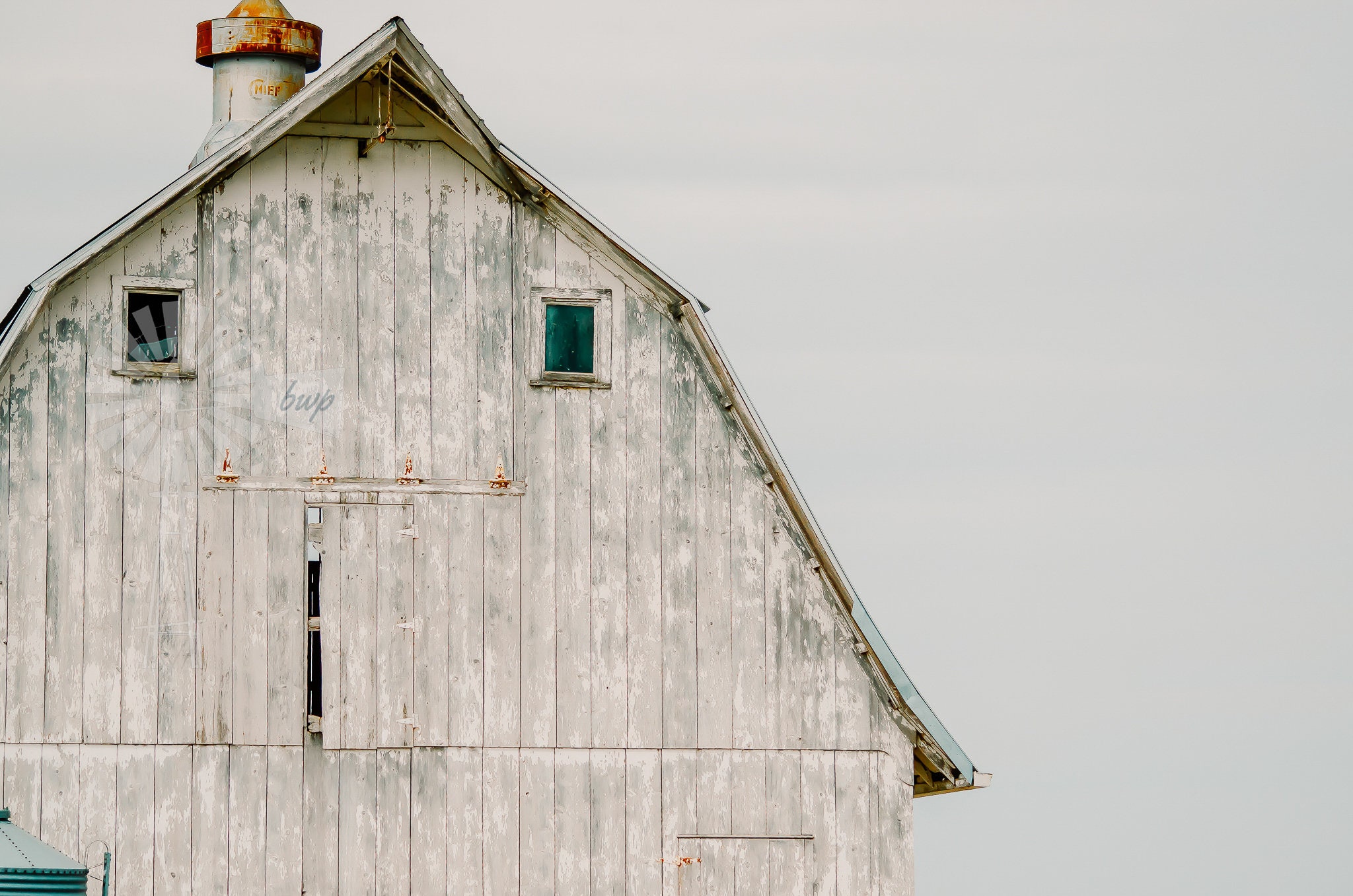 Old White Barn Photo / Farmhouse Decor / Instant Download - Etsy