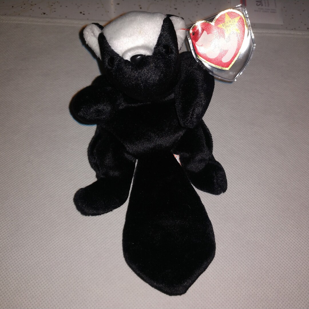 Stinky the Skunk ~ 1995 Ty Beanie Baby ! Brand New W/ Heart Protector ...