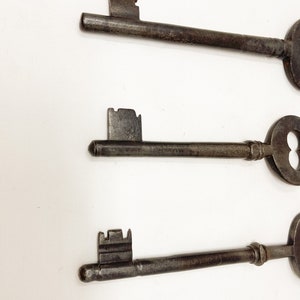 Large Antique Iron Skeleton Keys (set of 3) - Etsy