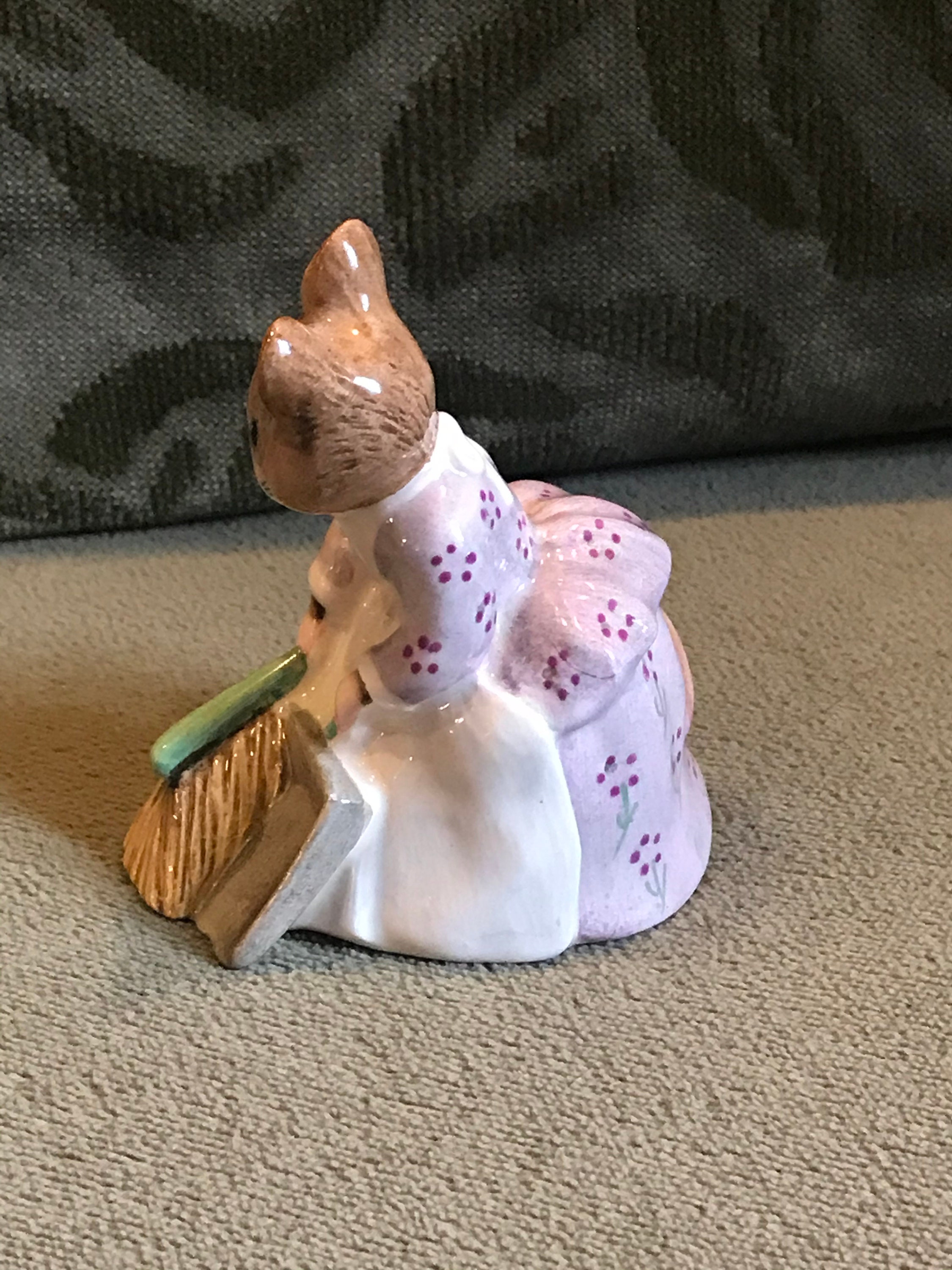 Beatrix Potter Hunka Munka Sweeping Mouse Beswick England - Etsy