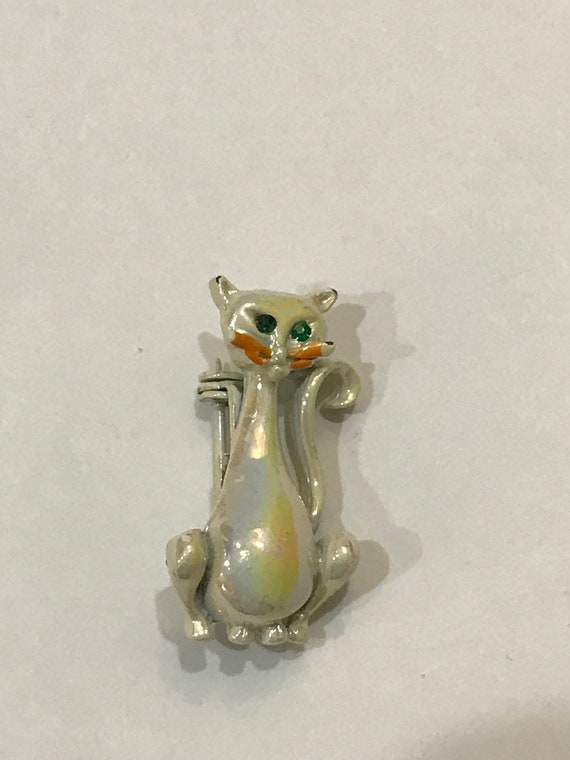 Vintage white iridescent cat - Gem
