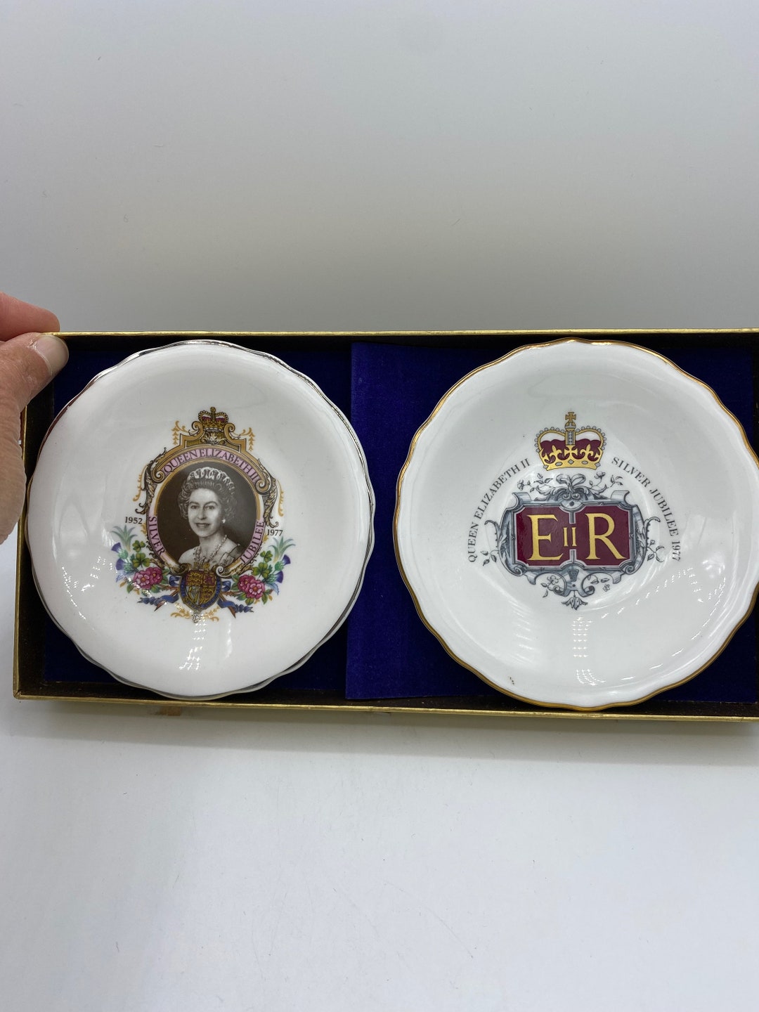 Queen Elizabeth II Silver Jubilee Plate Set - Etsy