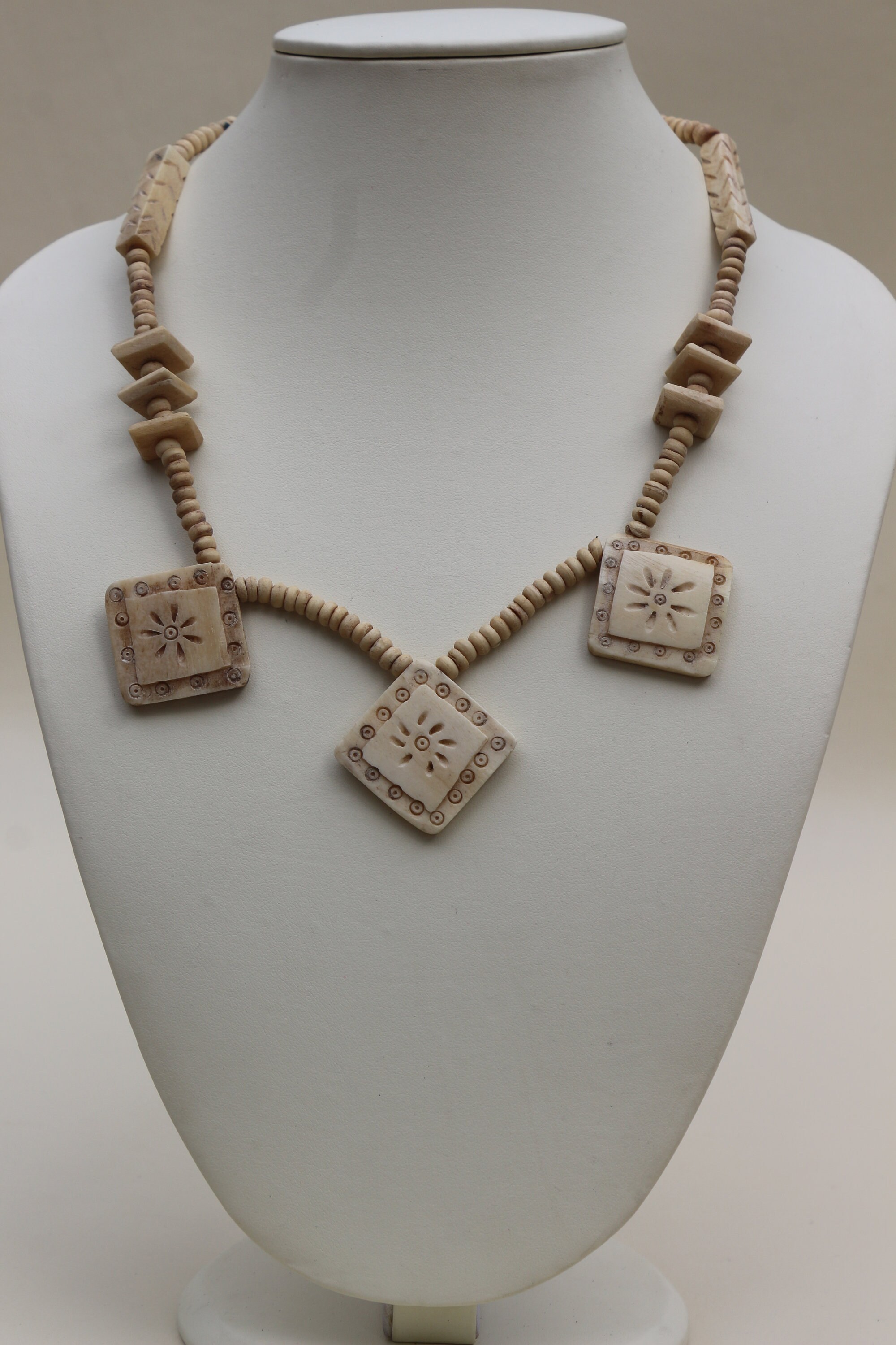 Native American style Buffalo bone or Hairbone necklace - munimoro.gob.pe