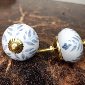 Vintage Handpainted White Floral Cabinet Knobs - Decorative Cupboard Pulls for Drawers ...