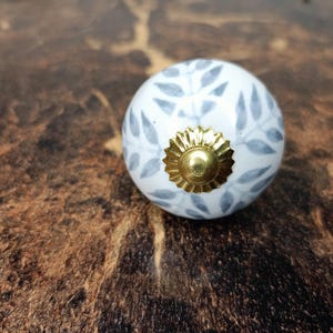Vintage Handpainted White Floral Cabinet Knobs - Decorative Cupboard Pulls for Drawers ...