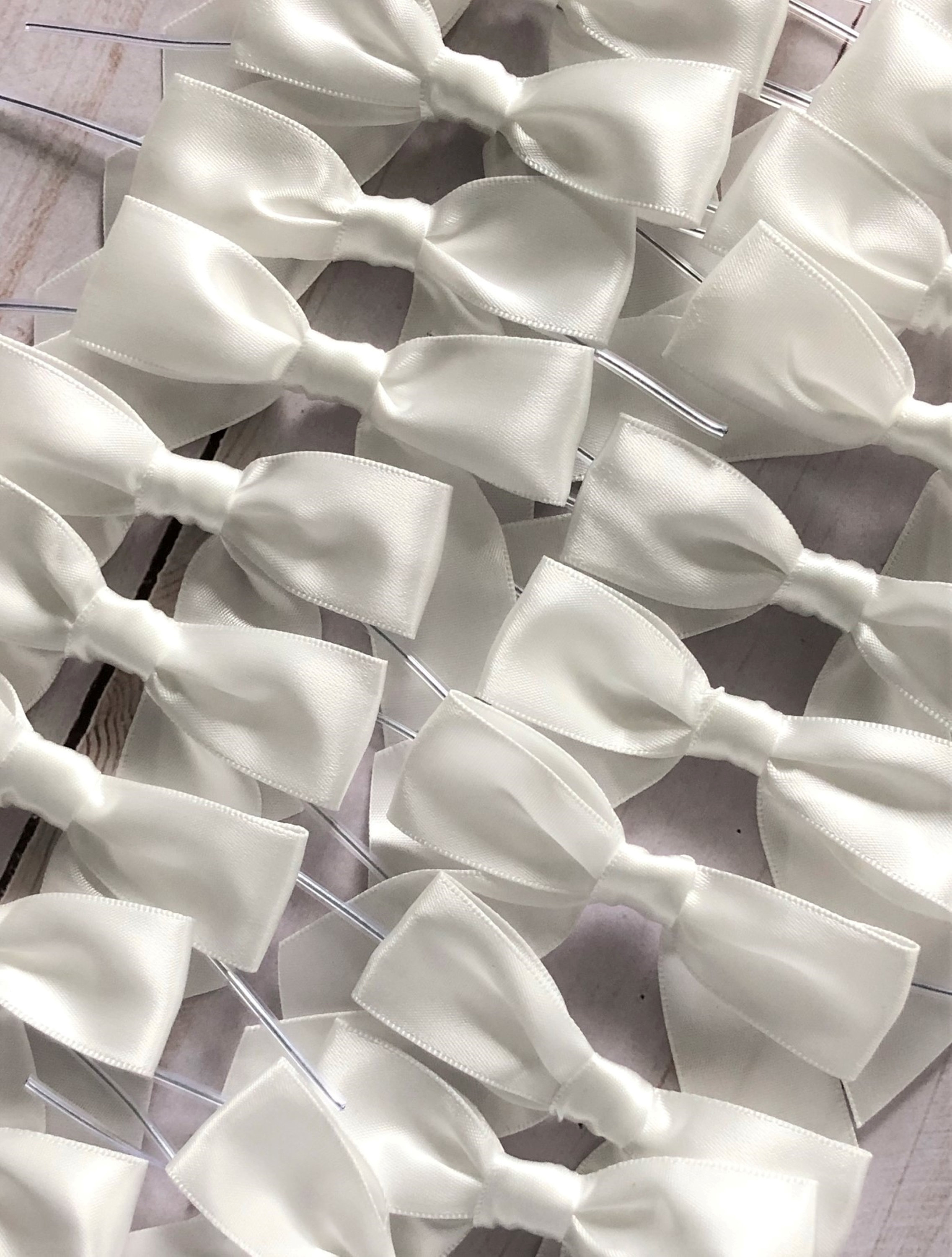 20 White Satin Bows, Small White Party Favor Bow, Wedding Favor ...
