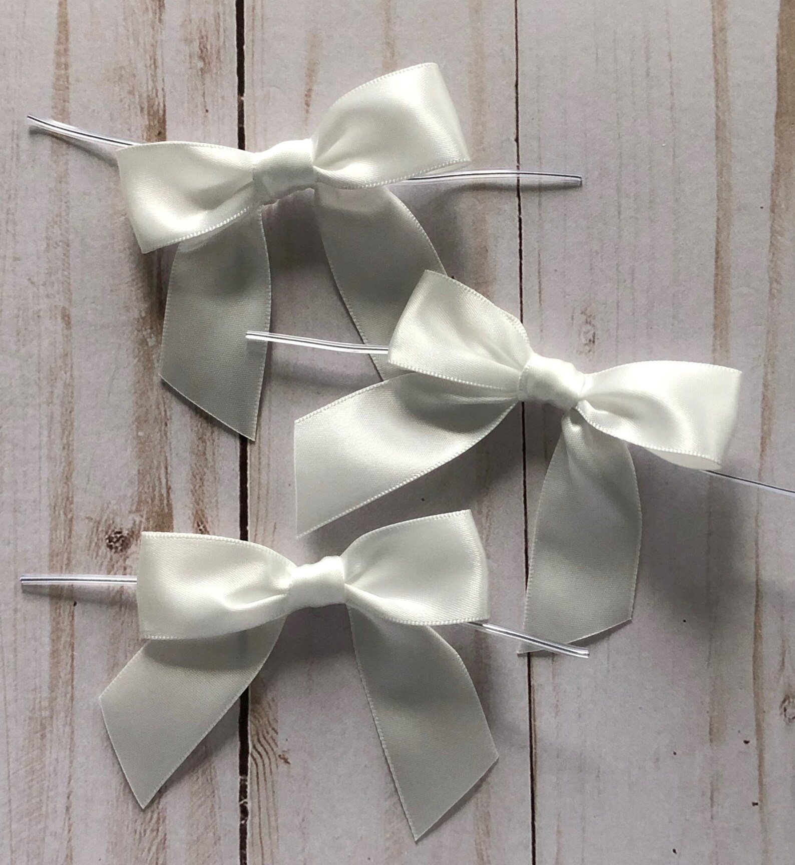 20 White Satin Bows Small White Party Favor Bow Wedding - Etsy