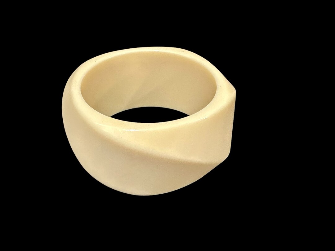 Vintage Wide Cream Lucite Chunky Bangle / Wavy Spiral Molded / 1960's off White Geometric Lucite ...