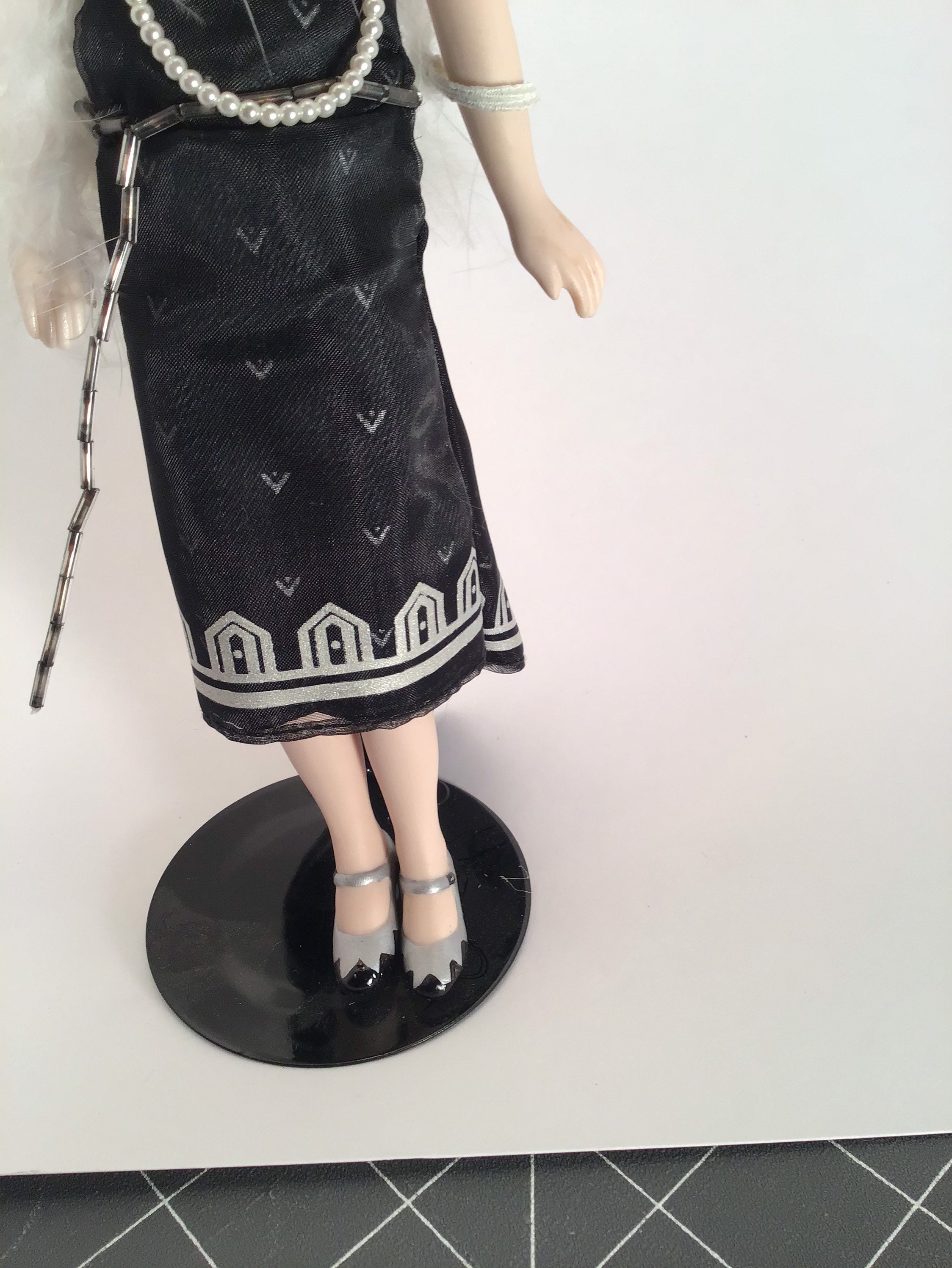 Avon Roaring 20’s Doll. Porcelain Head, Arms and Feet. Complete With ...