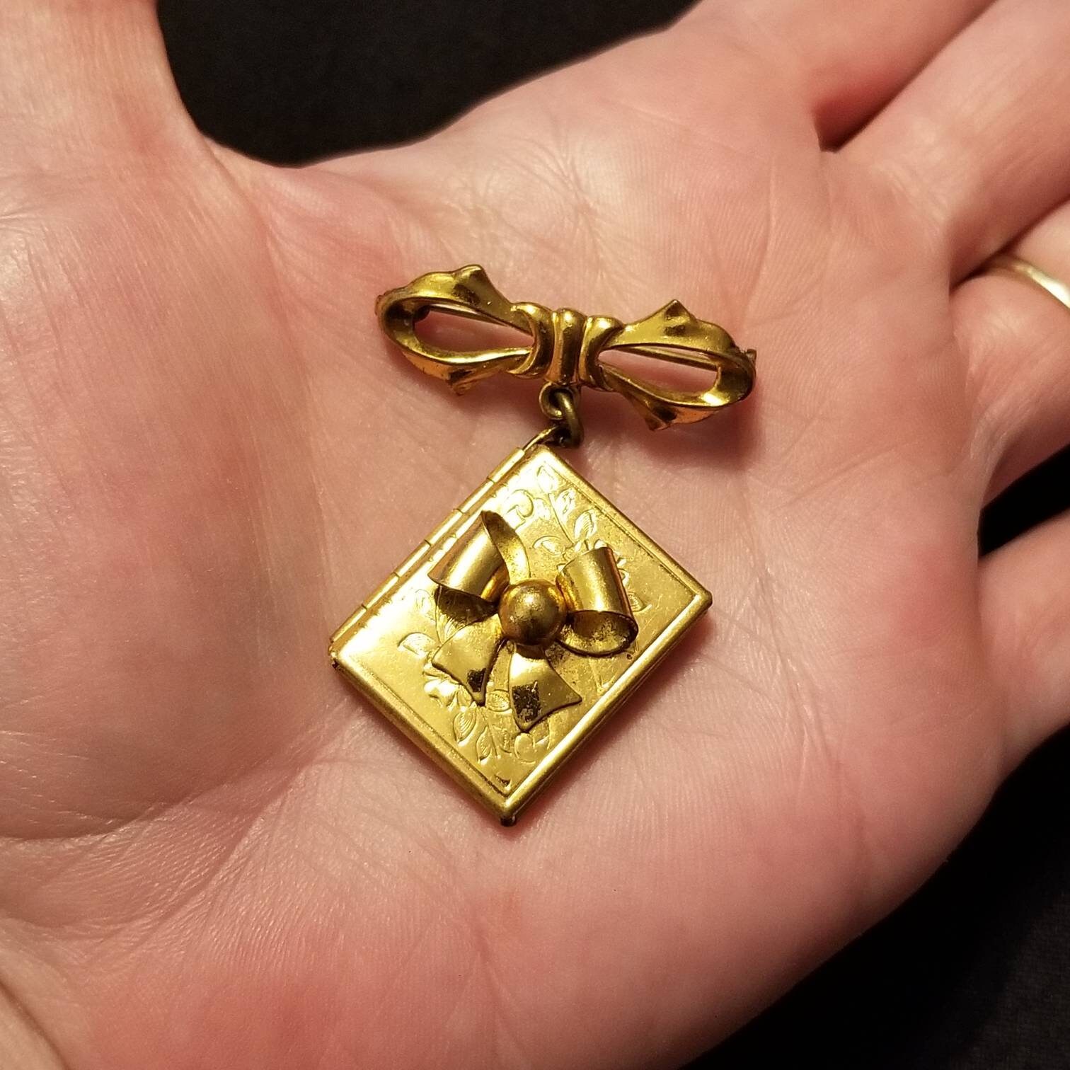 Vintage Locket Brooch Pin 1940s Gold Book Locket Bow - Etsy