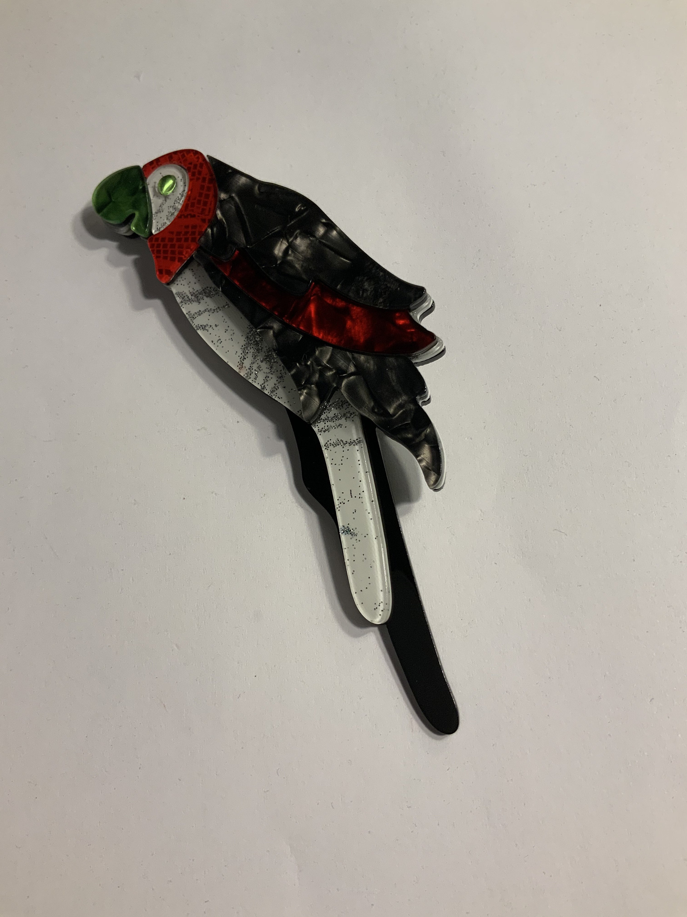 Stunning lucite parrot brooch - Etsy.de