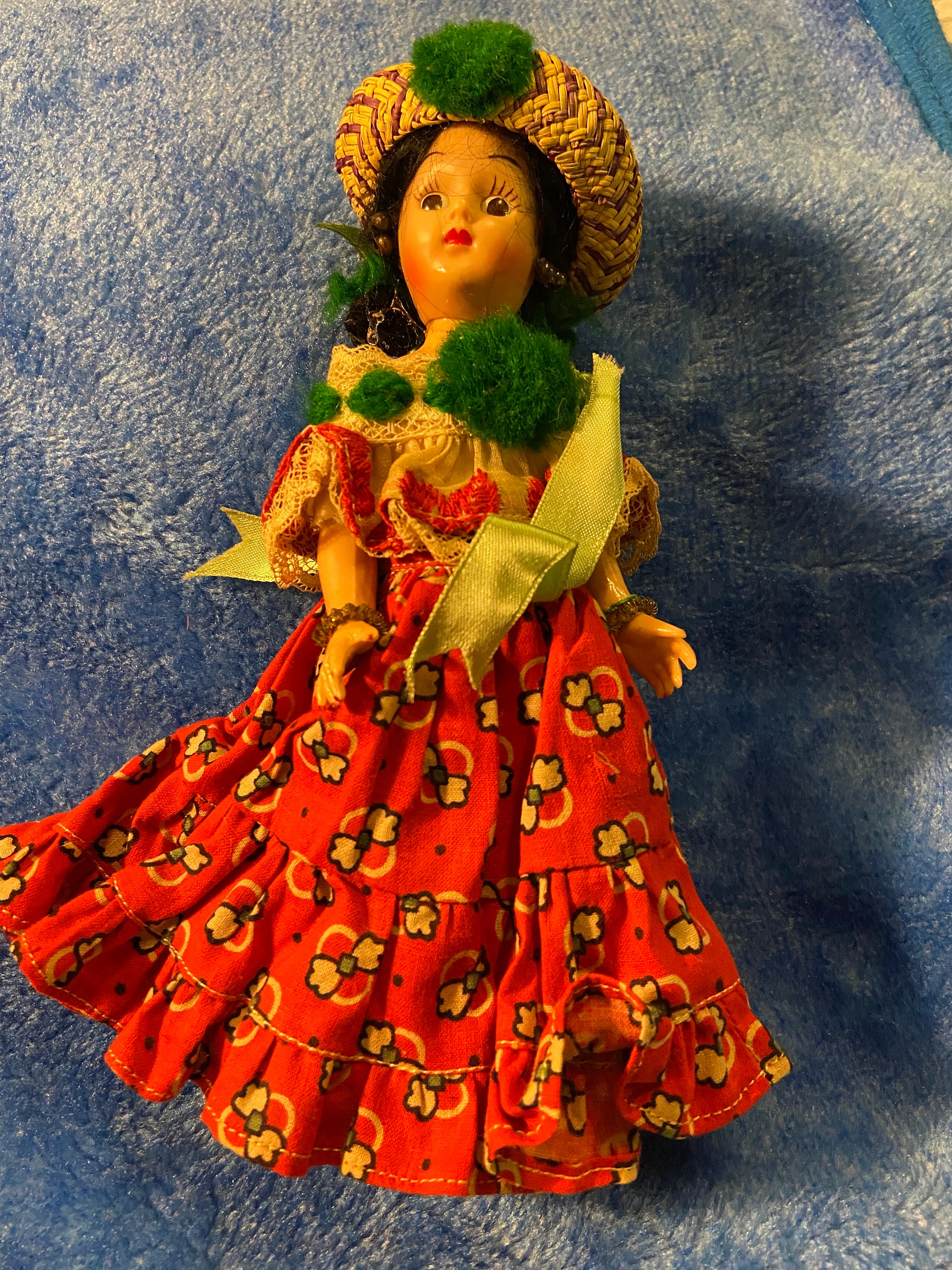 Muñeca coleccionable europea-ibérica vintage con trajes étnicos. Antes ...