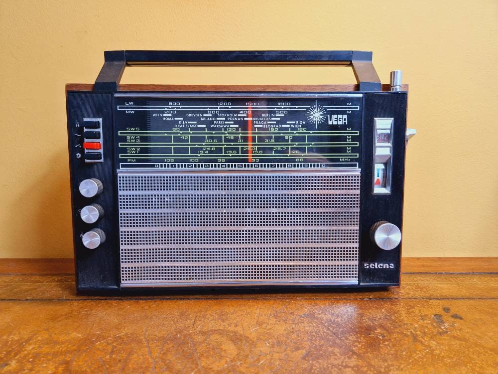 Timewarp Vega Radio 240v Mains and Battery Operated 1960s Beautiful ...