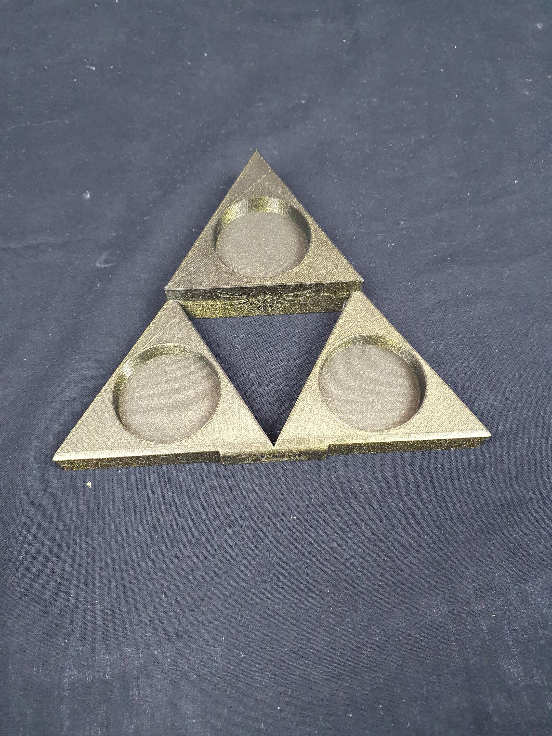 Amiibo Triforce Stand Gold. - Etsy