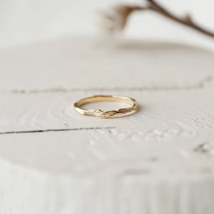 14k Gold Leafy Ring, Minimalist Wedding Stacking Band, Nature Inspired Twig Branch Ring, Leaf ...