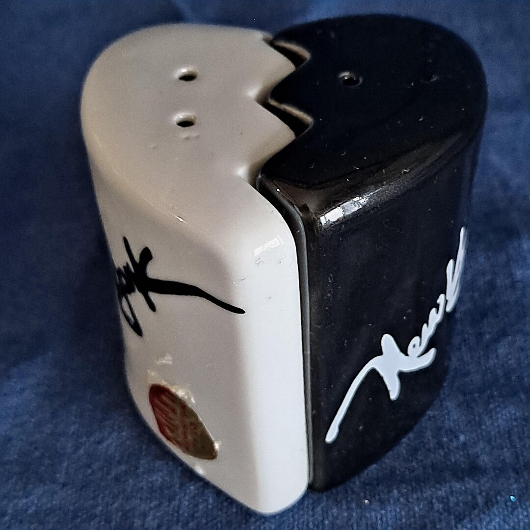 Vintage NEW YORK SALT & Pepper Shaker Set Broken Heart Black White 2 ...