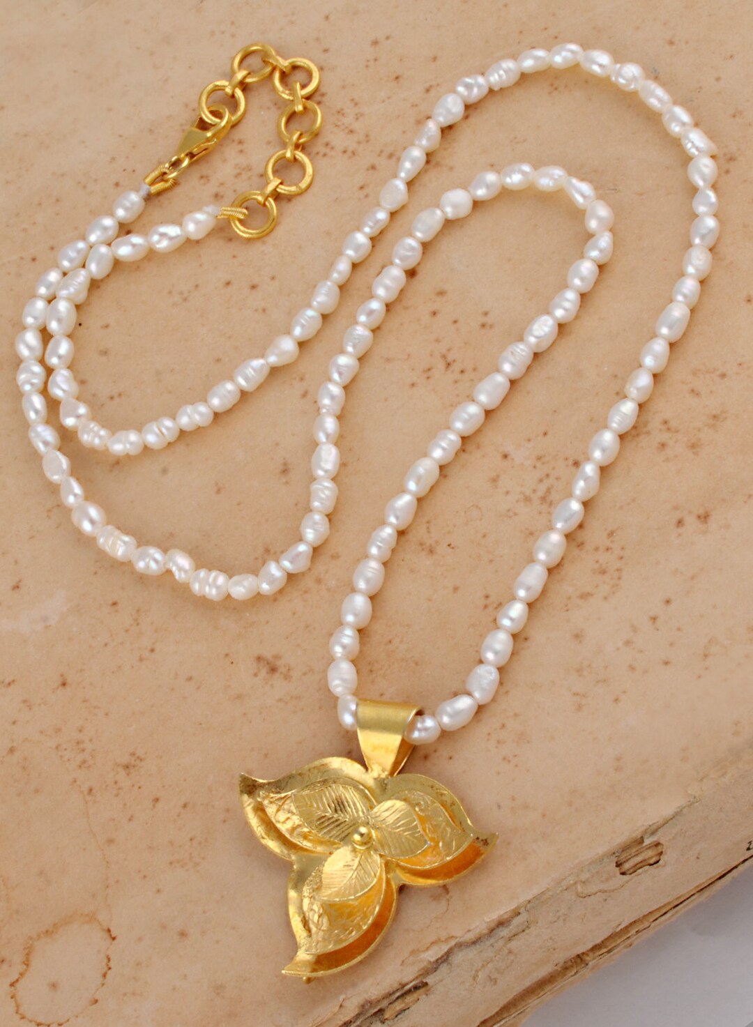 Collier de perles, Collier de perles de riz, Pendentif en feuilles ...