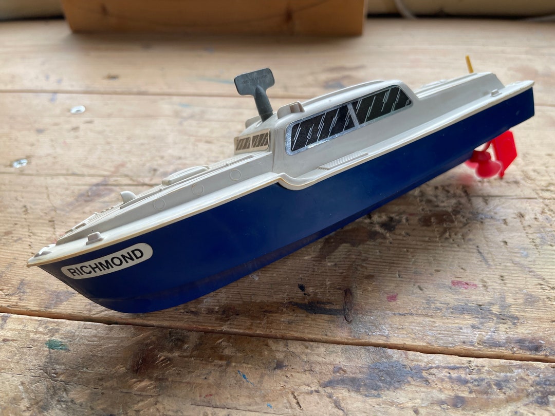 A Fine Scalex Long Range 9 Inch S431 Richmond Cabin Cruiser, Clockwork ...