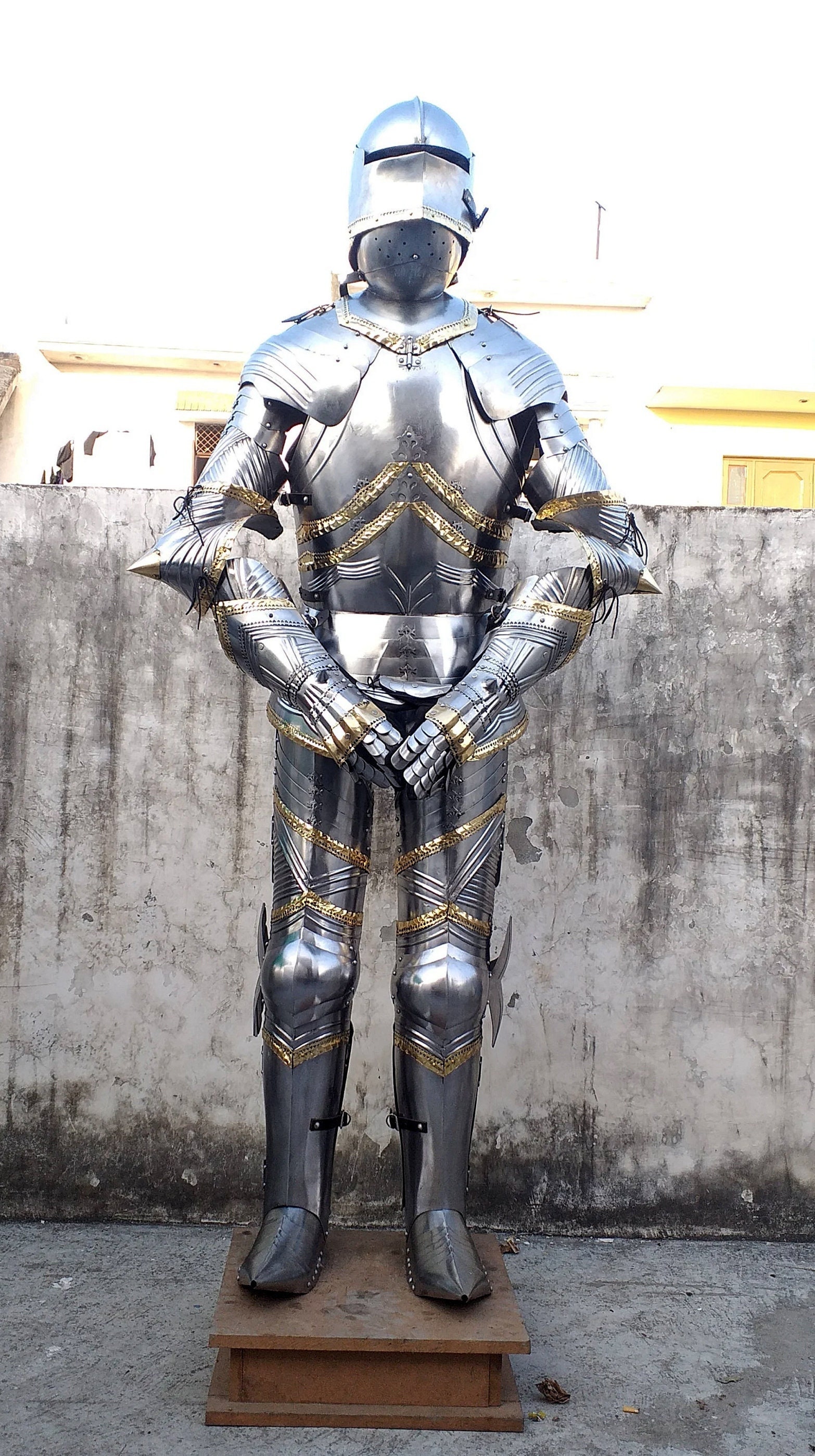 Details 68+ decorative suit of armor super hot - seven.edu.vn