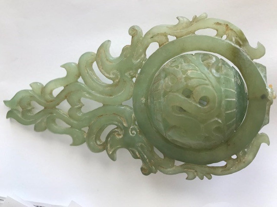 Talla de jade: forma misteriosa de una esfera que gira dentro de un ...