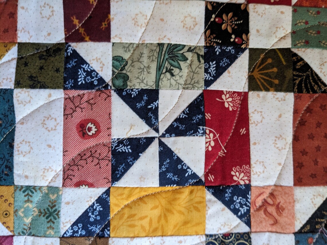 Small Quilt Table Topper / Wall Hanging “huckle Buckle” - Etsy