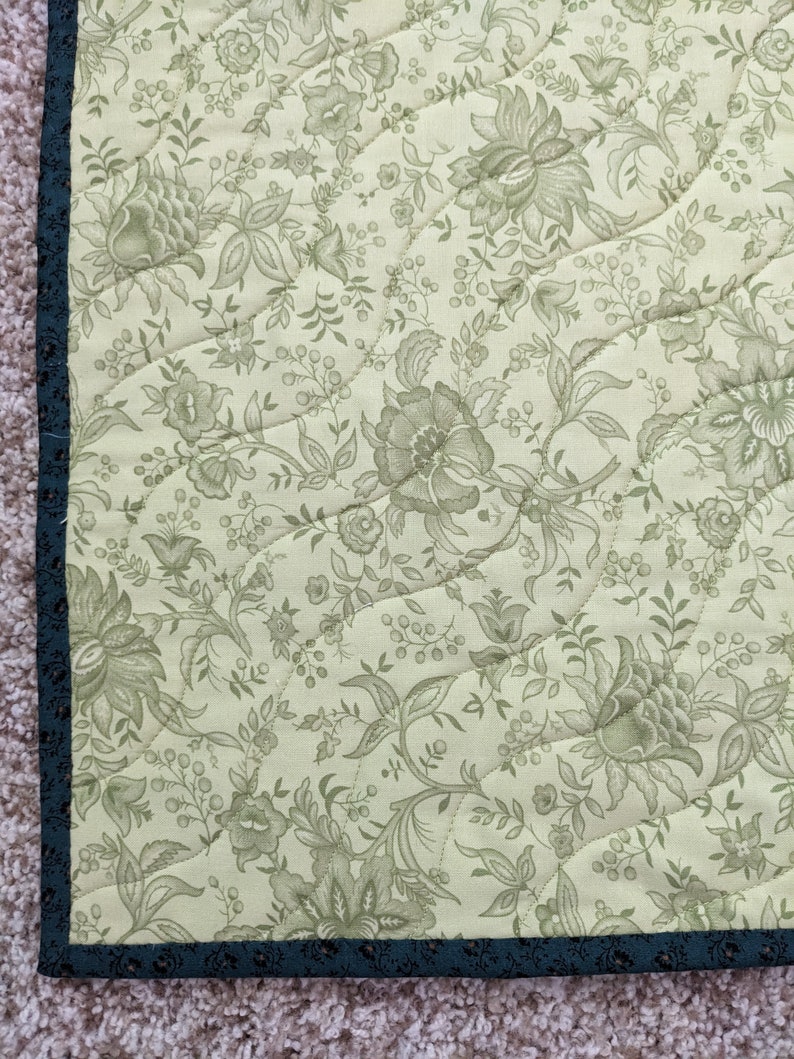 Small Quilt Table Topper / Wall Hanging “huckle Buckle” - Etsy