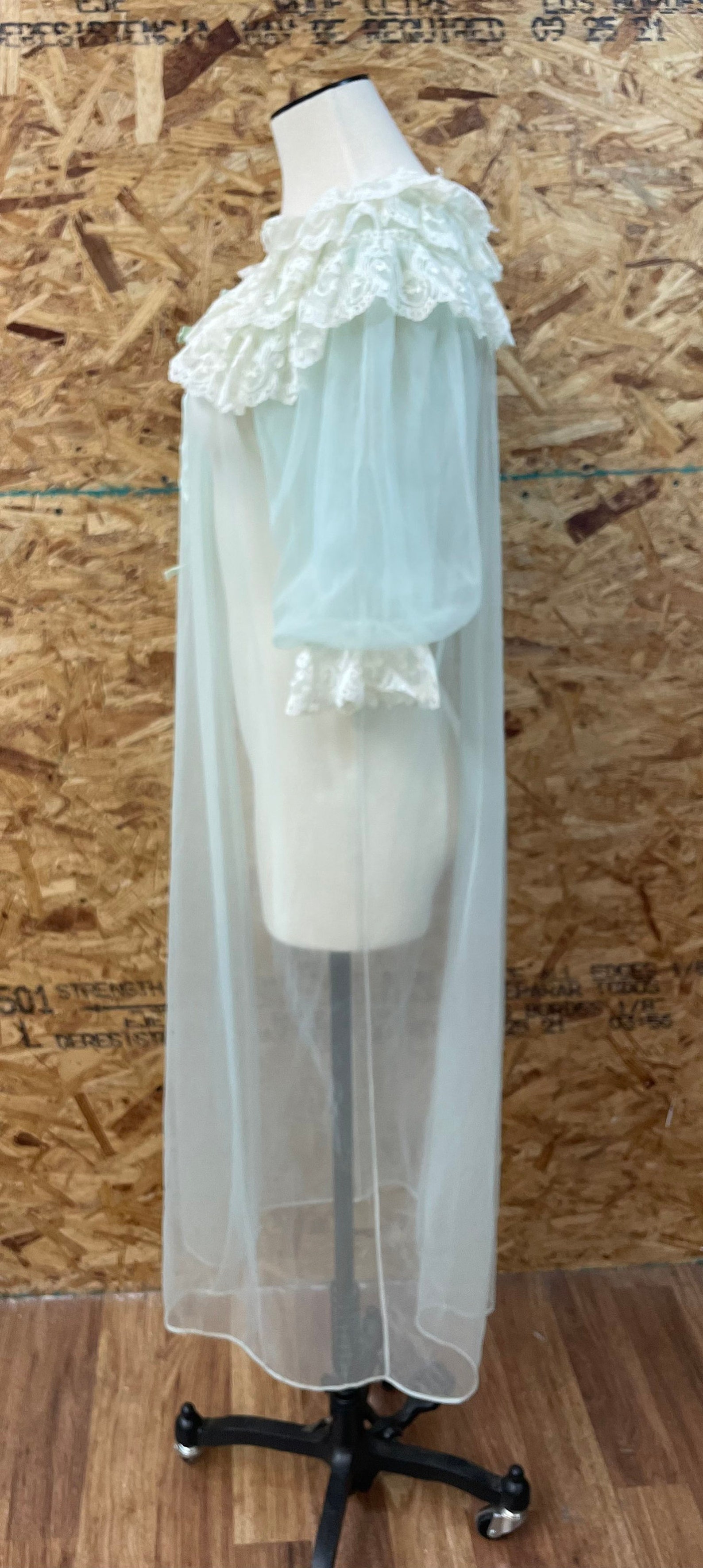 1950’s / 1960’s Sheer Mint Green and Ivory Lace Robe Négligée Glamorous ...