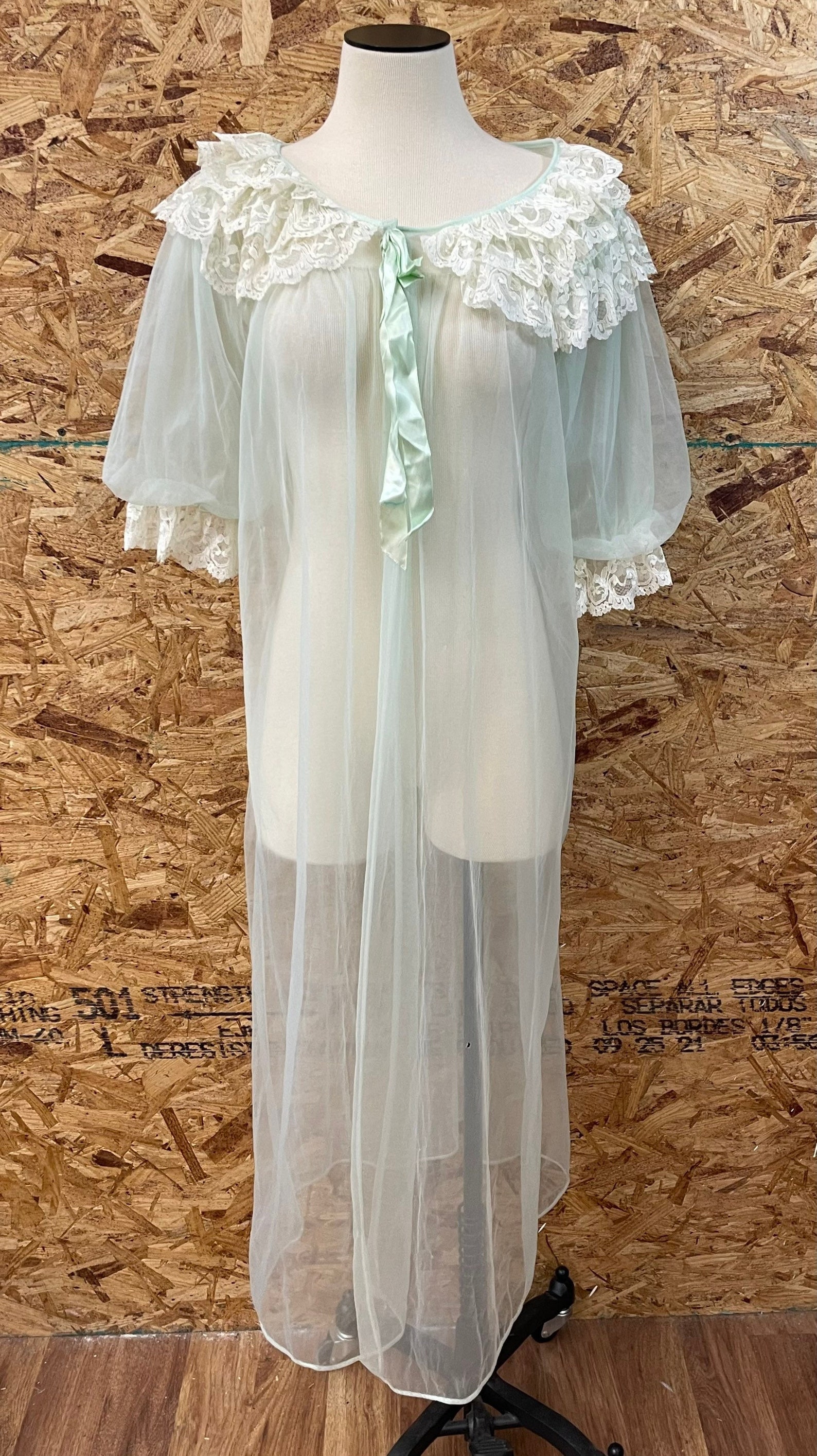 1950’s / 1960’s Sheer Mint Green and Ivory Lace Robe Négligée Glamorous ...
