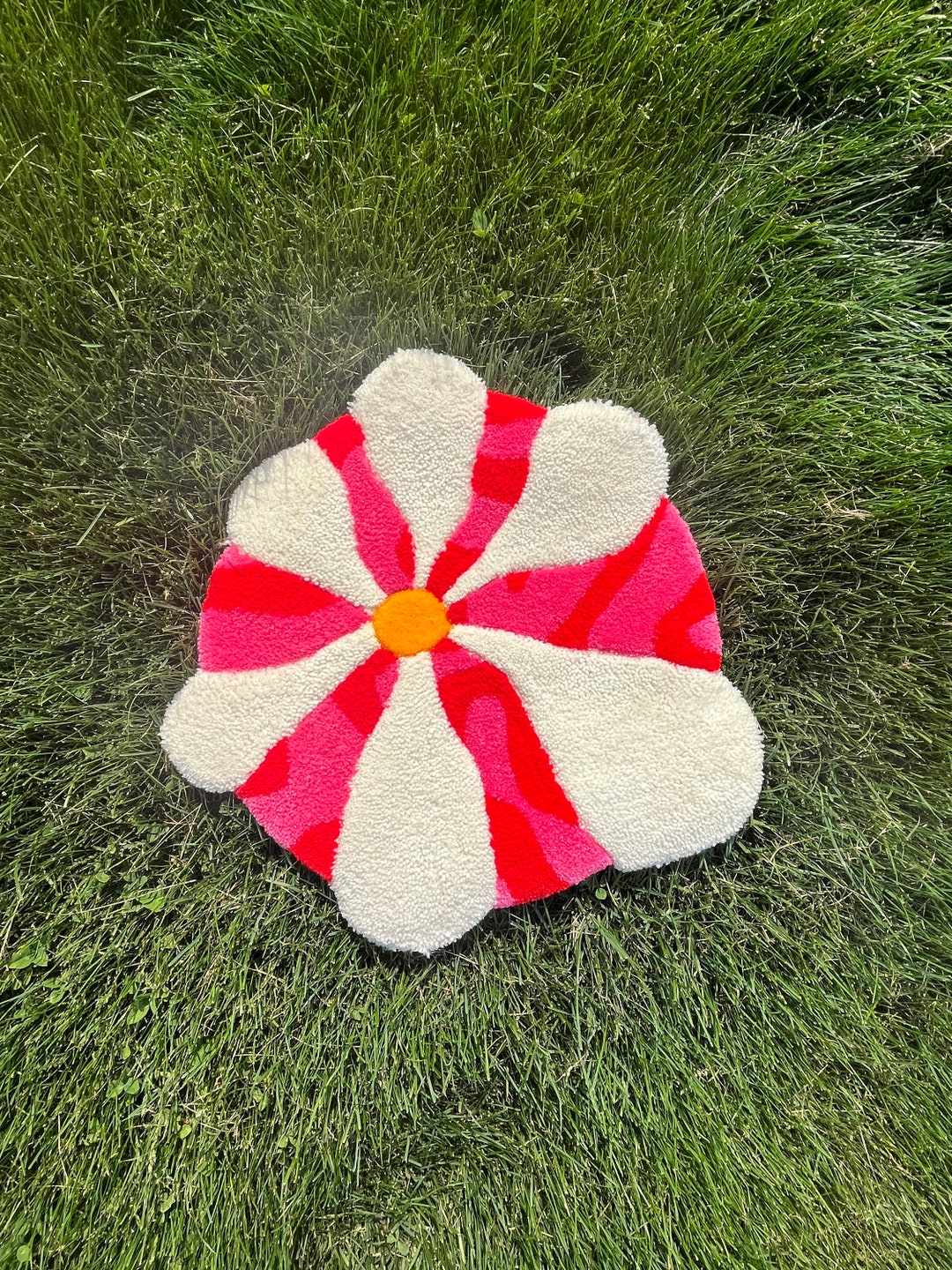 Trippy Flower Tufted Wall Hanging, Custom Hand Tufted Abstract Daisy ...