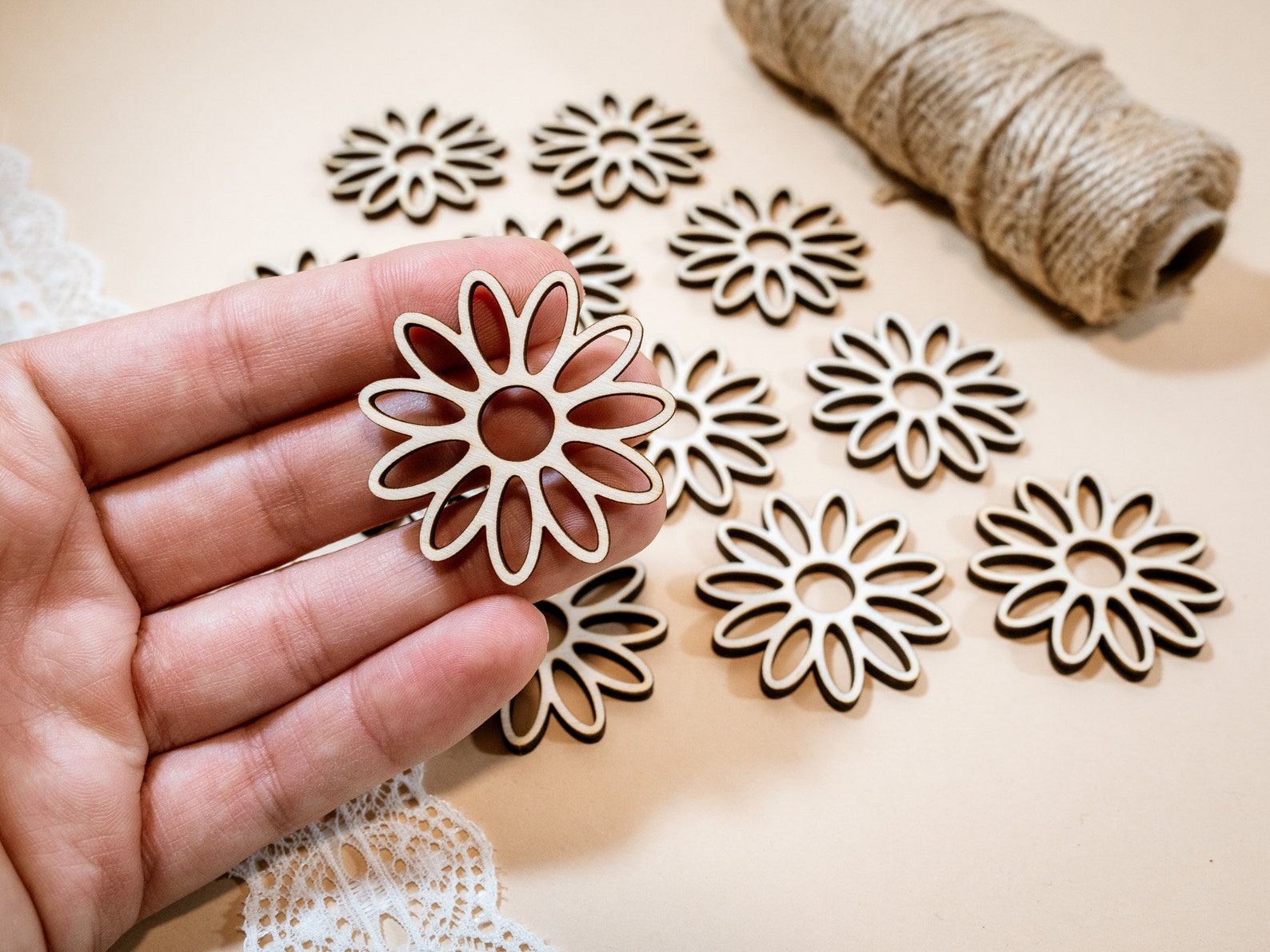 12 Pcs Daisy Flower Shapes, Unfinished Wood Cutouts, Pack of Daisies ...