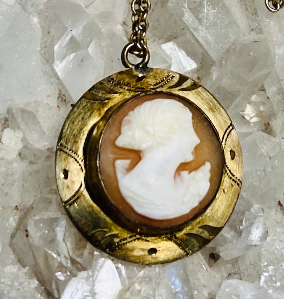 Antique Edwardian conch shell cameo pendant necklace.… - Gem