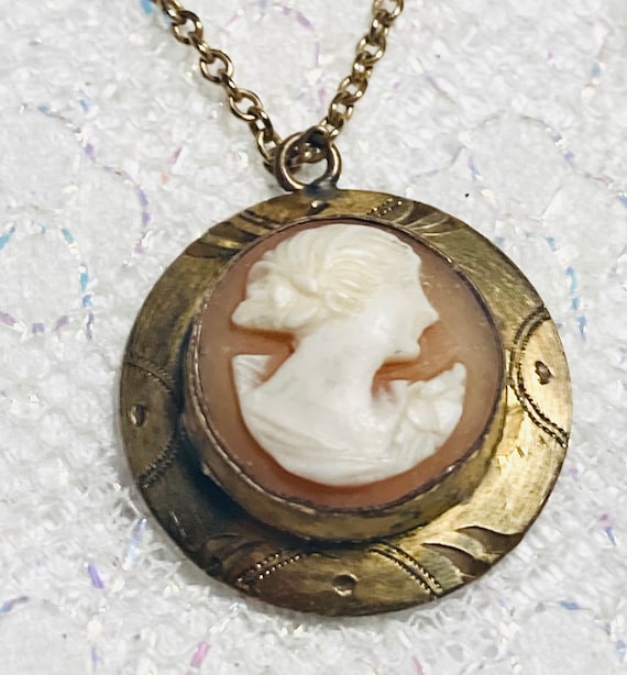 Antique Edwardian conch shell cameo pendant necklace.… - Gem